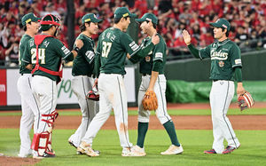 [사진] 롯데전 5-0 승리 기쁨 나누는 SSG - OSEN