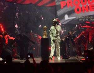 [사진] MSI 우승컵 바라보는 힙합 아티스트 체 링고 - OSEN