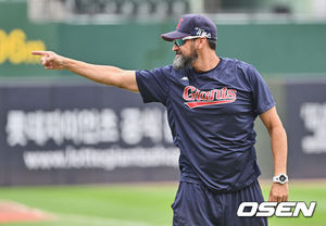'5월 타율 .242' 타격 저조한 롯데, 타격 코치진 변동...라이언 롱 코치 승격 [오!쎈 부산] - OSEN