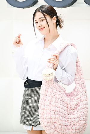 [사진]낸시,'핑크 가방 들고 귀엽게' - OSEN