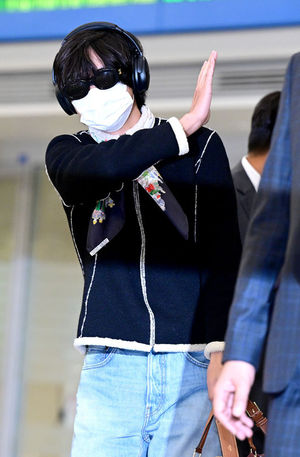 [사진]BTS 뷔, '귀국길 꼼꼼한 인사' - OSEN