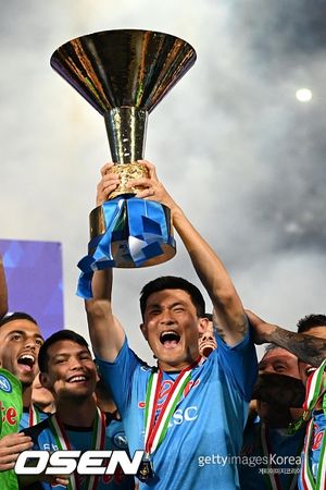 '유벤투스 레전드' MF도 김민재 보고 '대충격'... "나폴리 온 첫날부터 외계인 같았어" - OSEN