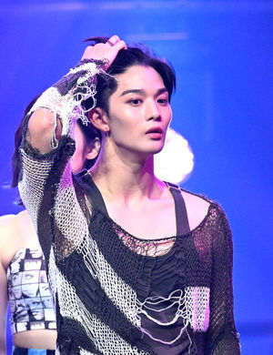 [사진]CIX 배진영,'머리카락만 넘겨도 화보' - OSEN