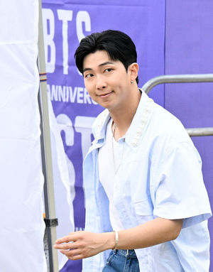 [사진]미소 짓는 RM, 'BTS 10주년 아미와 함께' - OSEN