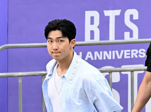 [사진]BTS RM, 10주년 페스타 방문한 아미들 바라보며 - OSEN