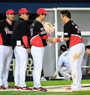 [사진]최형우, '김종국 감독 100승 축하 꽃다발' - OSEN