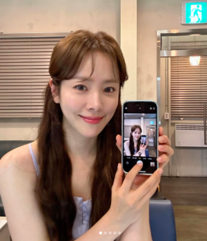 한지민도 MZ 거울 셀카 찍었네..카메라 뚫고 나오는 '여신 미모' - OSEN