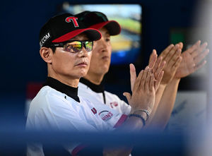 [사진]키움 선수단에 박수 보내는 염경엽 감독 - OSEN