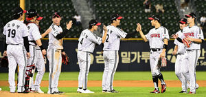 [사진]5연승 기쁨 나누는 LG - OSEN