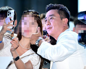 [사진]류승룡, '팬들과 기분 좋은 만남' - OSEN