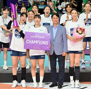 [사진]GS칼텍스,'2년 연속 컵대회 우승 트로피 들어올려' - OSEN