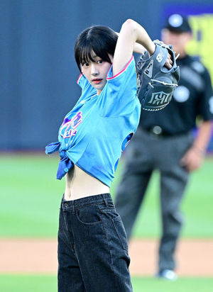 [사진]크리에이터 쵸단, 'KT 승리 기원 시구' - OSEN