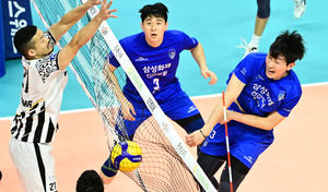 [사진]네트에 걸리는 김준우의 공 - OSEN