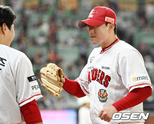 불펜을 지키는 불혹의 두 투수의 경쟁력 '145km', SSG가 상위권을 유지할 수 있는 원동력 - OSEN