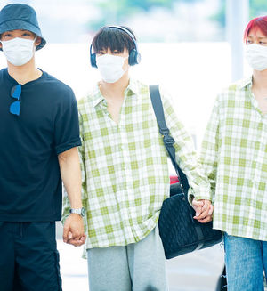 [사진]JO1 카와니시 타쿠미,'멤버들 손 꼭 잡고' - OSEN