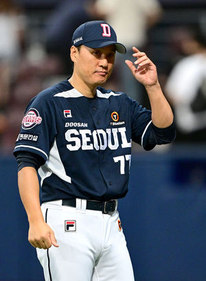 [사진]팬들 향해 승리 인사 전하는 두산 이승엽 감독 - OSEN