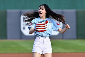 [사진] 클라씨(CLASS:y) 보은, 화끈하게 시구 - OSEN