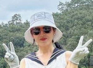 "손예진♥ 선글라스에 포착된 현빈"... 아내 인생샷 찍어주려고 '쩍벌'까지 - OSEN