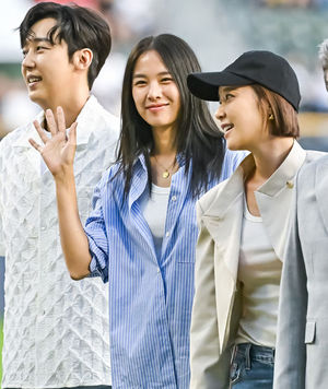 [사진]조윤희,'야구 팬들께 인사드려요' - OSEN