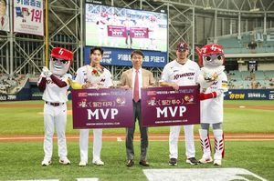 키움, ‘SGC이테크건설 THE LIV 8월 MVP 시상식’ 진행…안우진 수훈선수 선정 - OSEN