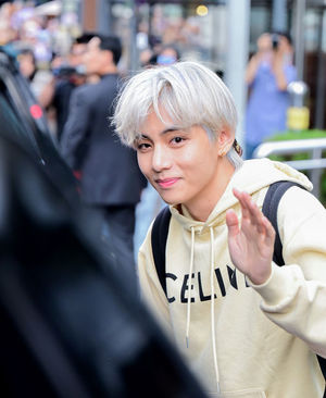 [사진]BTS 뷔, '음악방송 퇴근합니다' - OSEN