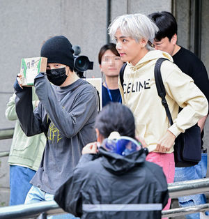 [사진]BTS 뷔 솔로 앨범 자랑하는 지민 - OSEN