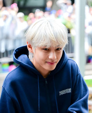 [사진]BTS 뷔, '미소 머금고' - OSEN