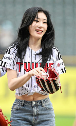 [사진]있지 채령,'시구 마치고 미소 활짝' - OSEN