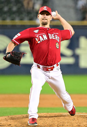 [사진]SSG 선발 맥카티,'DH 2차전 승리 투구' - OSEN