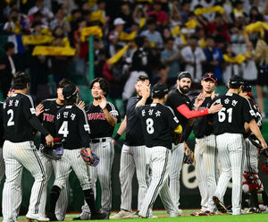 [사진]승리 기뻐하는 LG - OSEN