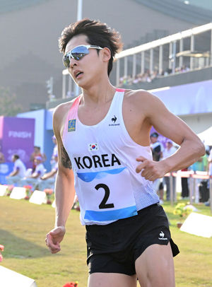 [사진]AG 개인·단체전 금메달 전웅태,'바람을 가르며' - OSEN