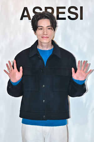 [사진]이동욱,'젠틀한 손인사' - OSEN