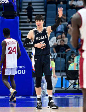 [사진]항저우AG 남자농구 김종규, '천천히 풀어가자고' - OSEN