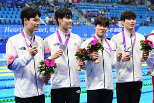 [사진]은메달 남자 계영 400m,'금보다 빛나' - OSEN