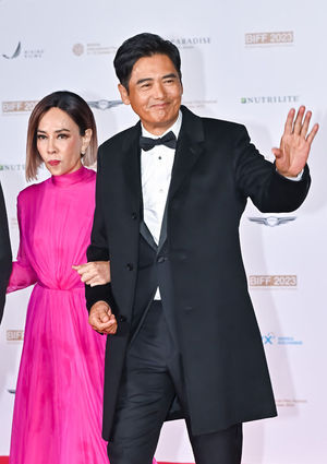 [사진]주윤발,'BIFF 관객들 향한 부드러운 손인사' - OSEN