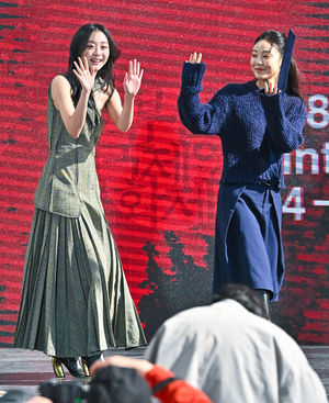 [사진]김다미-전소미,'BIFF 팬들 안녕' - OSEN