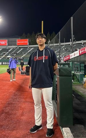 조용하던 사직이 웅성웅성…데뷔전 2이닝 2K 퍼펙트, 151km 예비역 핵잠수함 등장 - OSEN