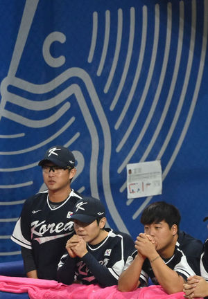 [사진]강백호,'간절한 마음으로 기도하는 항저우 AG' - OSEN