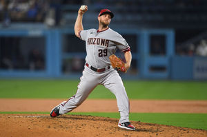 ‘KS 우승 에이스’ 켈리, ML PS 데뷔전에서 커쇼 상대 완승…6⅓이닝 무실점 승리 [NLDS] - OSEN