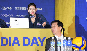 [사진]김수지, "친정팀 IBK 반가워" - OSEN