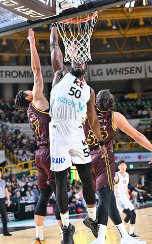 [사진] 수원 kt 마이클 에릭, 과감한 골밑슛 - OSEN