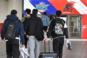 [사진] 첫 경기 위해 사직체육관 입장하는 부산 KCC 선수들 - OSEN