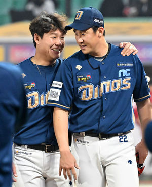 [사진]이용찬-박세혁,'PO 진출까지 1승 남았다' - OSEN