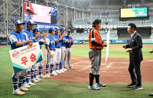 [사진]후배들에게 뜨거운 박수 받는 MVP 정원석 - OSEN