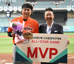 [사진]역전 적시타로 MVP 차지한 정원석 - OSEN