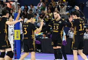 [사진]2세트를 가져가는 KB손해보험 - OSEN