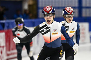 '황대헌-박지원 등' 한국 쇼트트랙, ISU 월드컵 2차 순항 중.. 린샤오쥔 1500m 실격 - OSEN