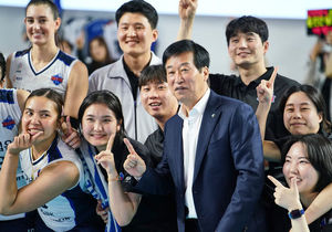 [사진] 김호철 감독, 첫승 기쁨은 선수들과 함께 - OSEN