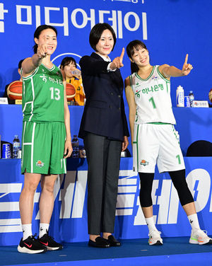 [사진]하나원큐 김정은-허윤자 코치-신지현, '넘버 1' - OSEN