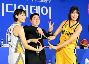 [사진]KB스타즈 강이슬-김완수 감독-박지수, '별은 우리가' - OSEN